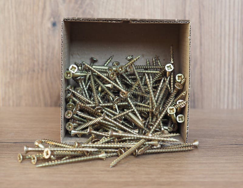 Caja De Tornillos De Madera En El Panel De Madera Fabricada Foto de ...