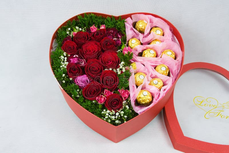 Caja En Forma De Corazón De Flores Imagen de archivo - Imagen de ...