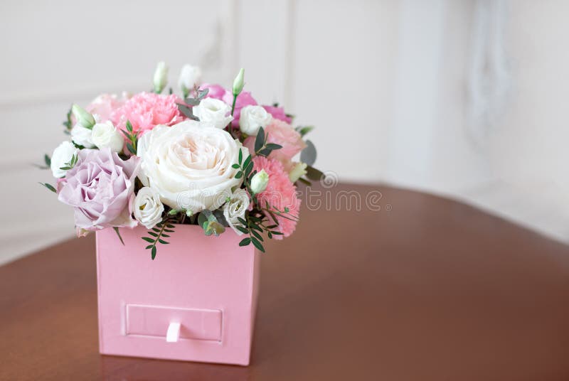 Caja Rosada Cuadrada De La Flor Con Rose Fresca Foto de archivo ...