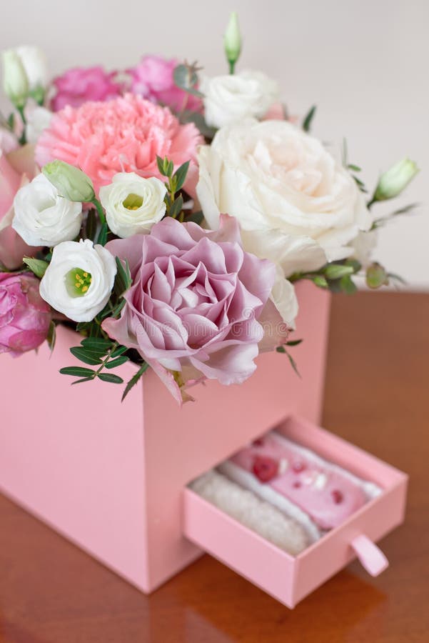 Caja Rosada Cuadrada De La Flor Con Rose Fresca Foto de archivo ...