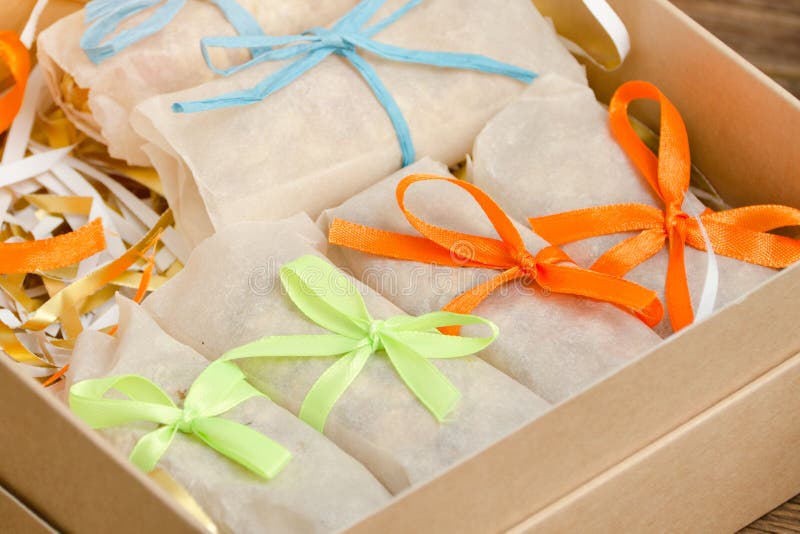 Cajas Con Las Barras Embaladas Foto de archivo - Imagen de rotura ...