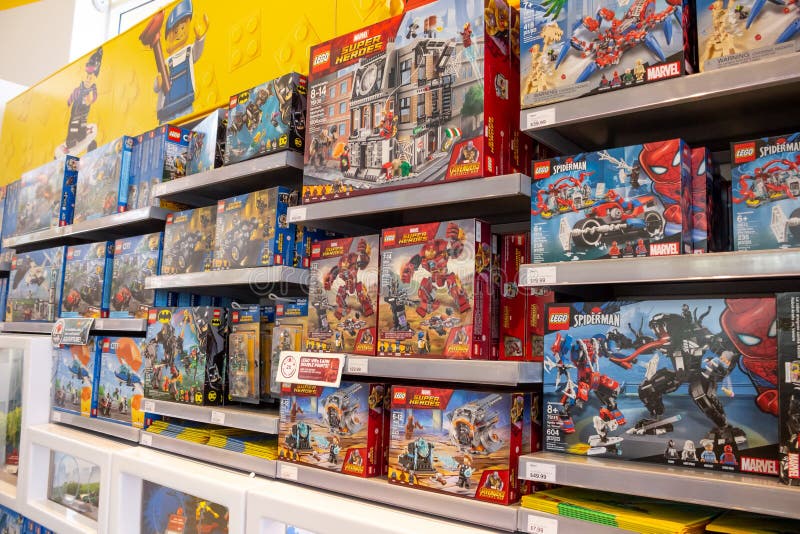 Cajas De Lego En El Estante Foto editorial - Imagen de mofa, medio ...