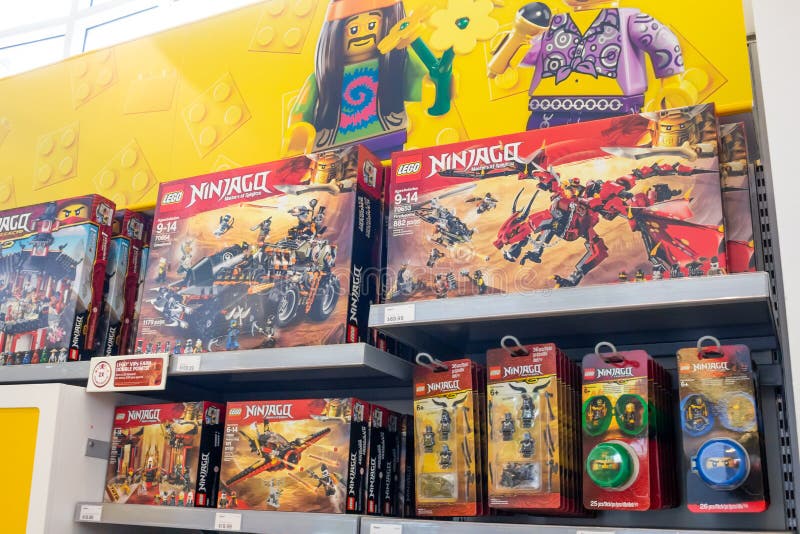 Cajas De Lego En El Estante Foto editorial - Imagen de mofa, medio ...