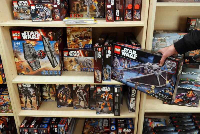 Cajas De Lego En Una Juguetería Imagen editorial - Imagen de editorial ...