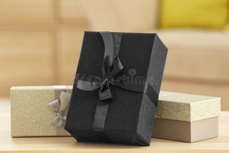 Cajas De Regalo Elegantes En La Tabla Dentro Imagen de archivo - Imagen ...