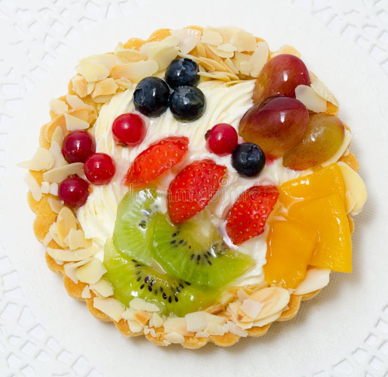 Taart met fruit en bessen stock afbeelding. Image of natalia - 22683719