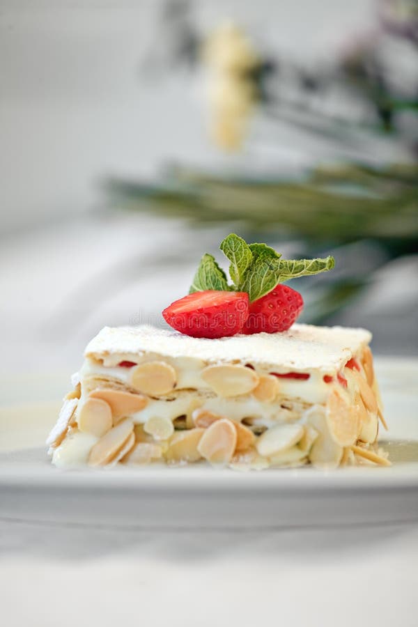 Cake Met Pinda's En Aardbeien Stock Afbeelding - Image of room ...