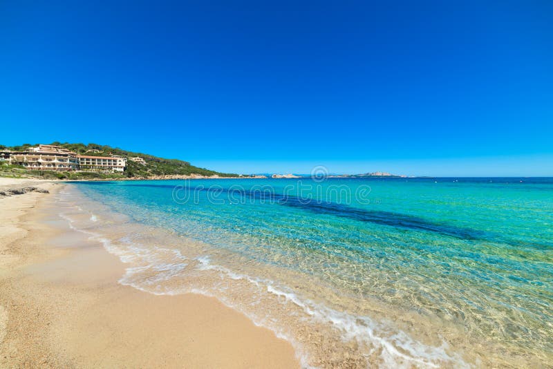 Cala Battistoni Strand in Costa Smeralda Stock Foto - Image of zonnig ...