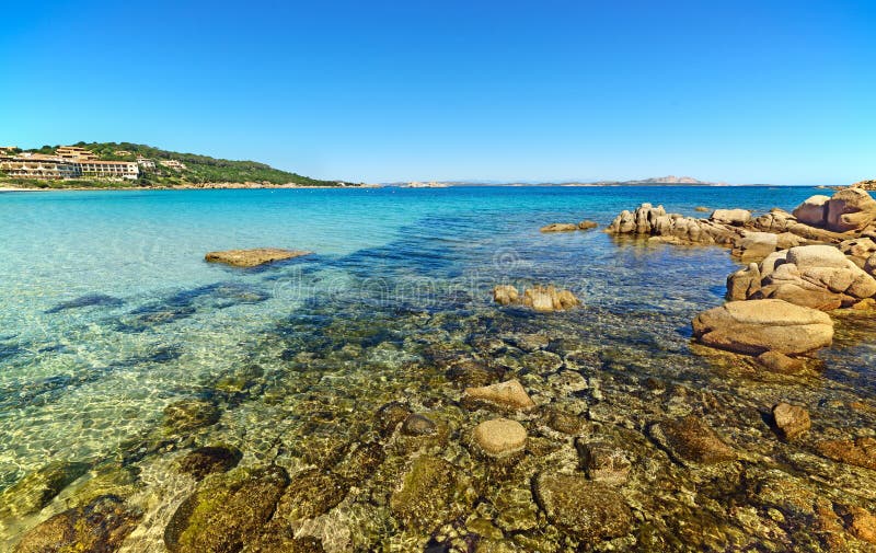 Cala Battistoni Strand in Costa Smeralda Stock Foto - Image of zonnig ...