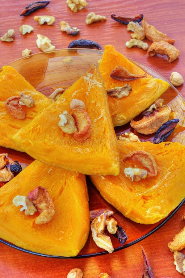 Calabaza Cocida Con Las Frutas Y Las Nueces Secadas Foto de archivo ...