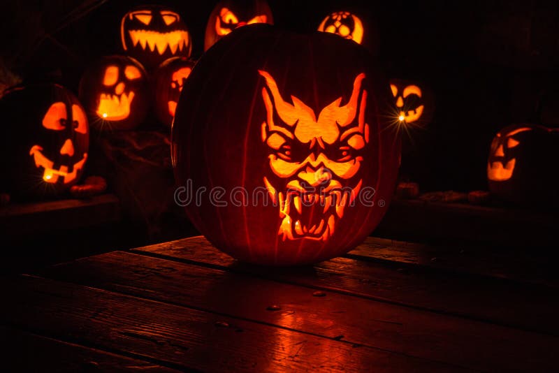Calabazas Talladas De Halloween Imagen de archivo - Imagen de nube ...