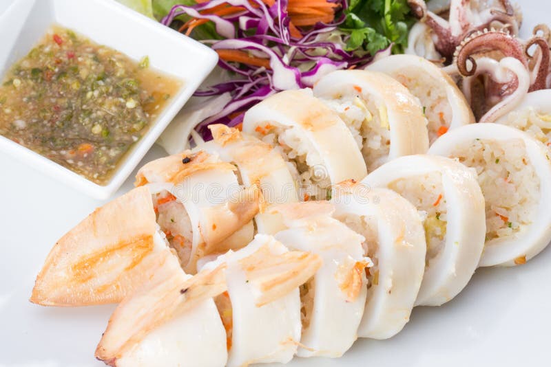 Calamar Hervido Servido En El Plato Blanco Imagen de archivo - Imagen ...