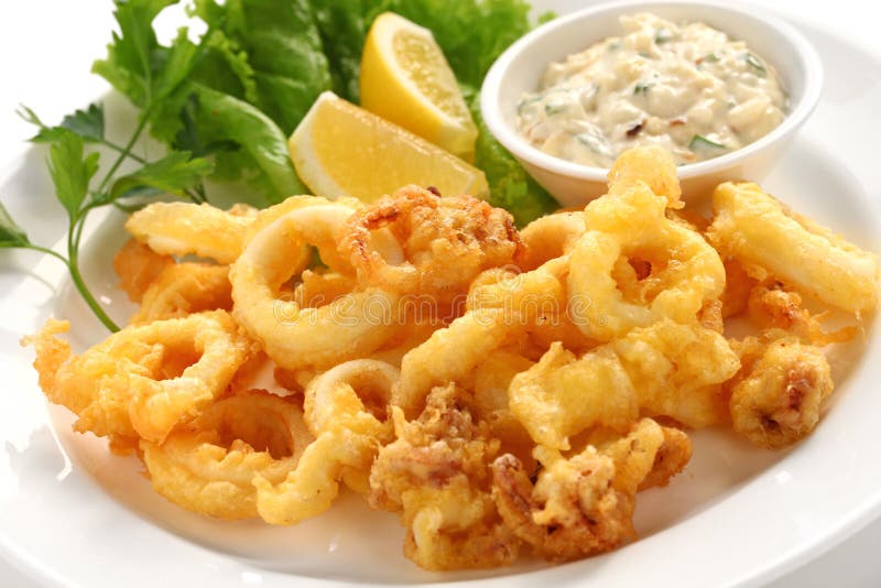 Fried Crispy Calamari Squid Rings Con La Salsa Ed Il Limone Di Tartaro ...