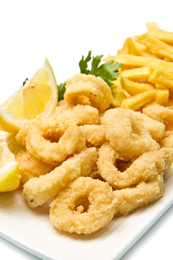 Calamari fritto e patate fotografia stock. Immagine di patatine - 24597498