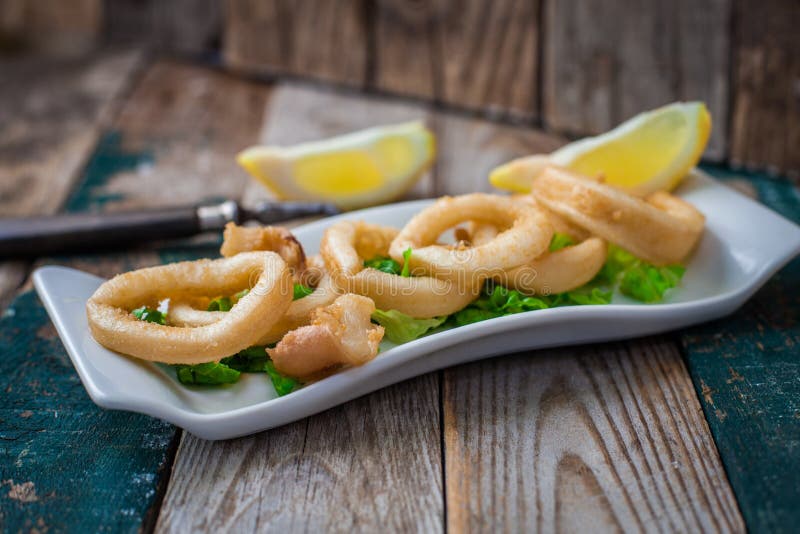 Calamari Fritto Nel Grasso Bollente Fotografia Stock - Immagine di ...