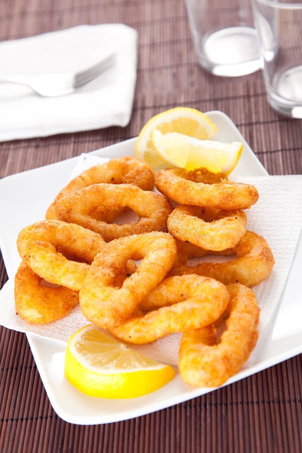 Calamari fritto saporito fotografia stock. Immagine di calamari - 12646214