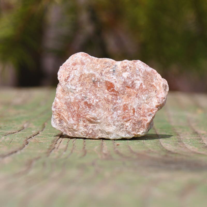 Calcita En El Mineral Color De Rosa Del Desierto En El Fondo Blanco ...