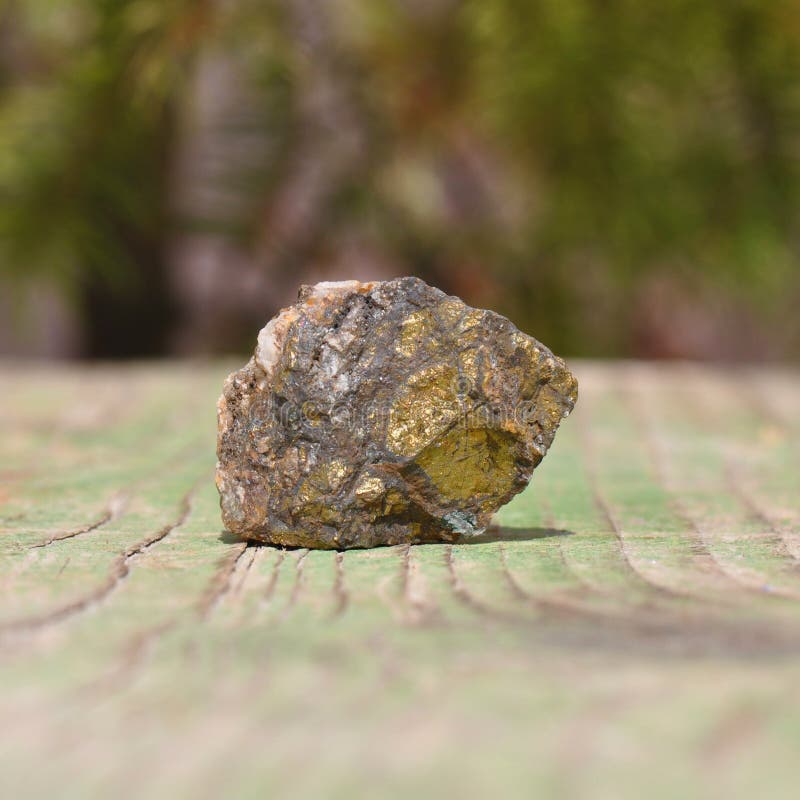 Calcopirita imagen de archivo. Imagen de tierra, adorno - 113250679