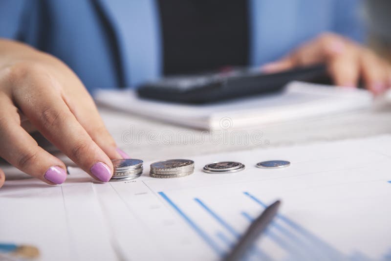 Calculadora De Mano Mujer En Escritorio Imagen de archivo - Imagen de ...