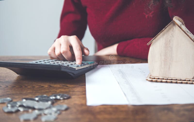 Calculadora De Mano De Mujer Y Documento Imagen de archivo - Imagen de ...