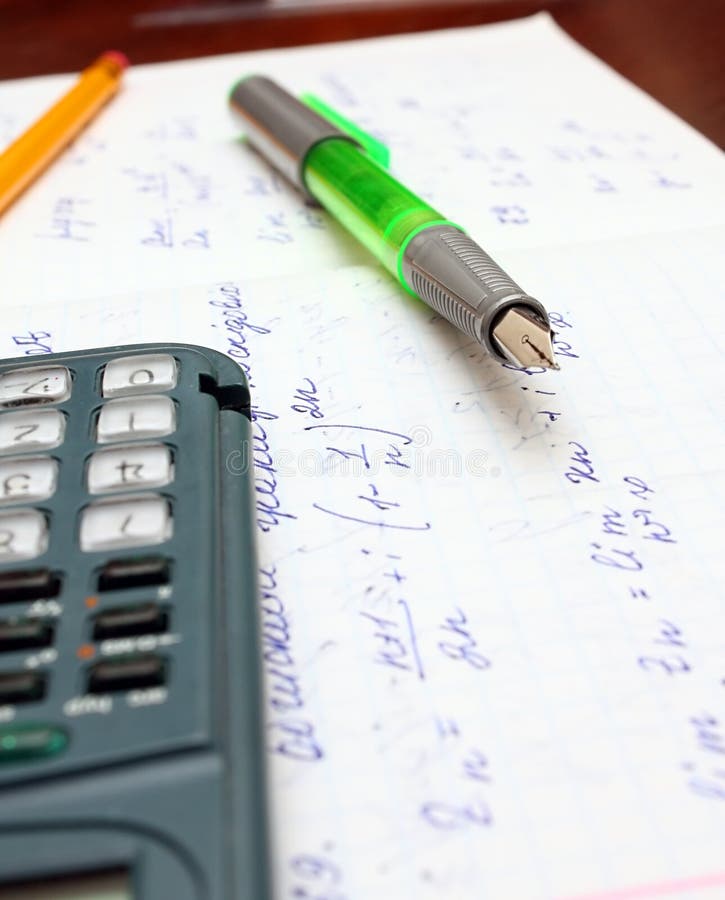 Calculatrice Et Crayon Lecteur De Maths Photo stock - Image du finances ...