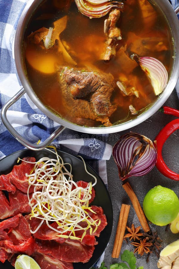 Caldo Caliente Del Hueso De La Carne De Vaca Y Carne Cruda Imagen de ...