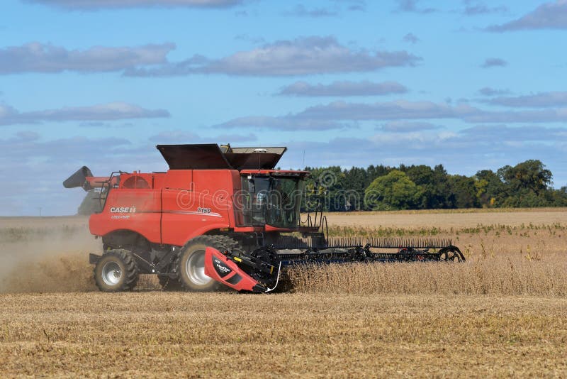 CASEII 7150 Combine Harvesting Soy Beans Editorial Stock Image - Image ...