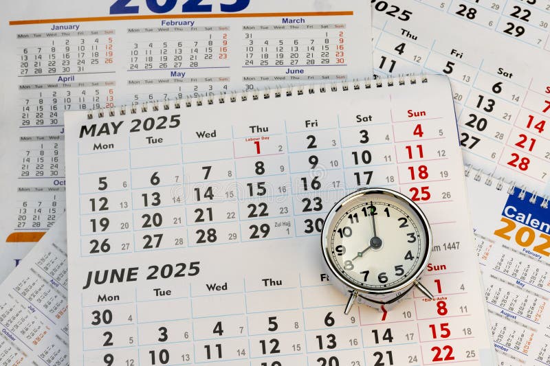 Calendario De Pared Con Reloj. Fechas De Mayo Y Junio De 2025. Foto de ...