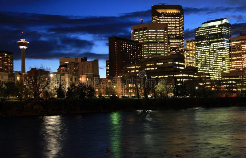 El Horizonte De La Ciudad De Calgary En El Centro De La Ciudad Por La ...