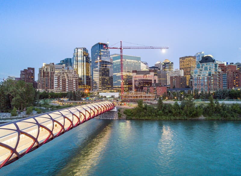 Calgary Du Centre Avec Le Pont Iluminated De Paix, Alberta, Canada ...