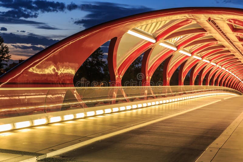 Pont Et Horizon De La Paix De Calgary La Nuit Image stock éditorial ...
