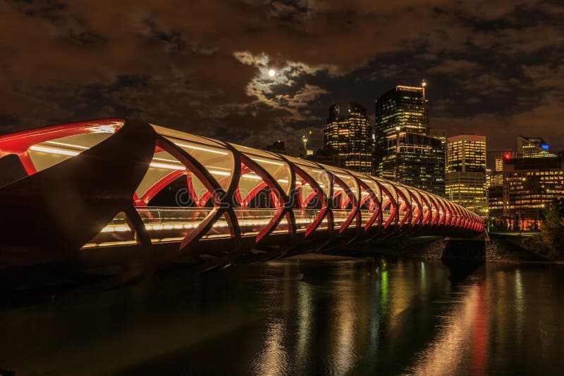 Calgary by night editorial photography. Image of tower - 30754882