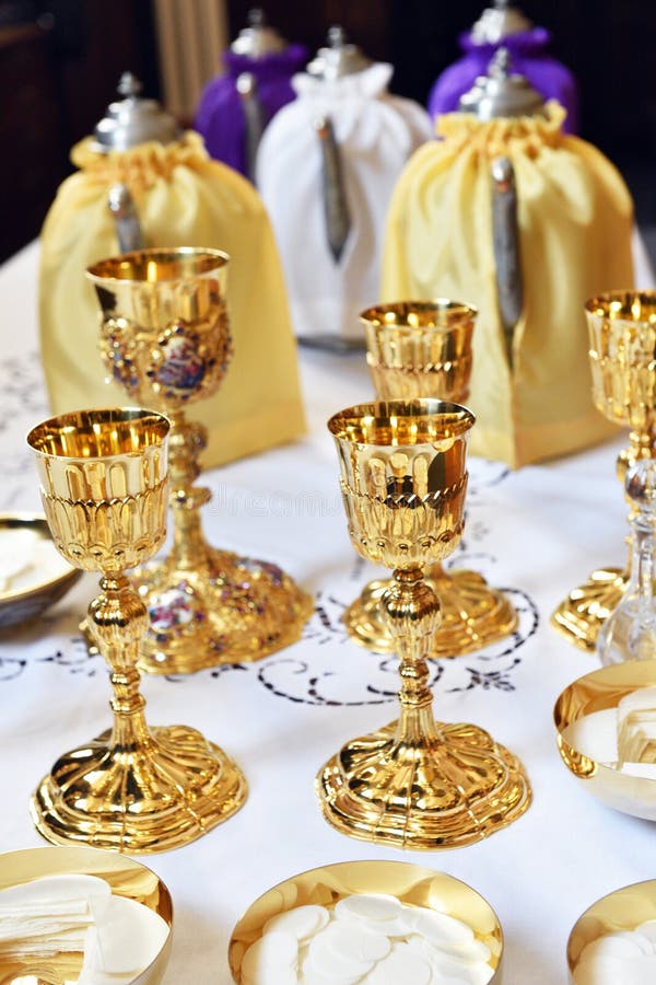 Calice, Pain Et Raisins D'or Photo stock - Image du catholique, raisins ...
