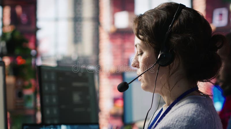 Call Center Agent Uses Artificial Intelligence To Enhance Customer ...