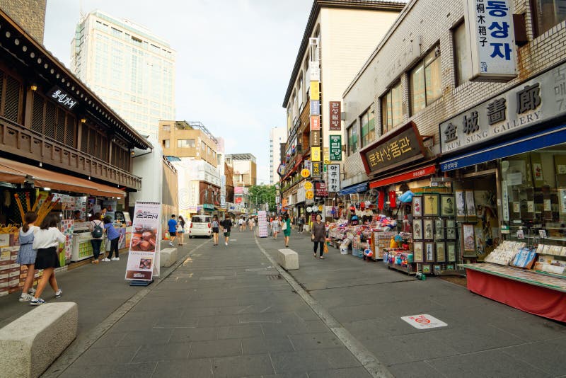 Calle De Insadong En Seul, Corea Del Sur Imagen editorial - Imagen de ...