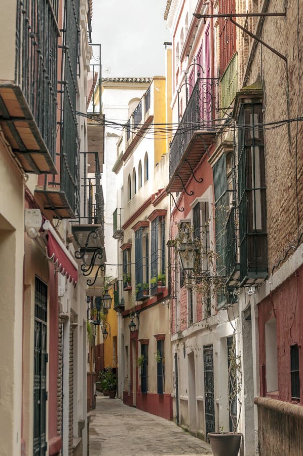 Calle Típica De Sevilla, Sol Y Cielo Azul Foto de archivo - Imagen de ...