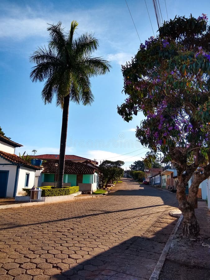 Calle de una ciudad rural foto de archivo. Imagen de aldea - 216724650