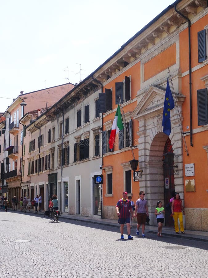 Ciudad De La Calle De Verona En Italia Foto editorial - Imagen de ...