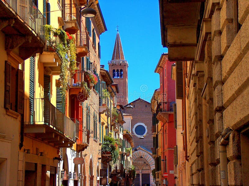 Calle en Verona foto de archivo editorial. Imagen de colores - 44456048