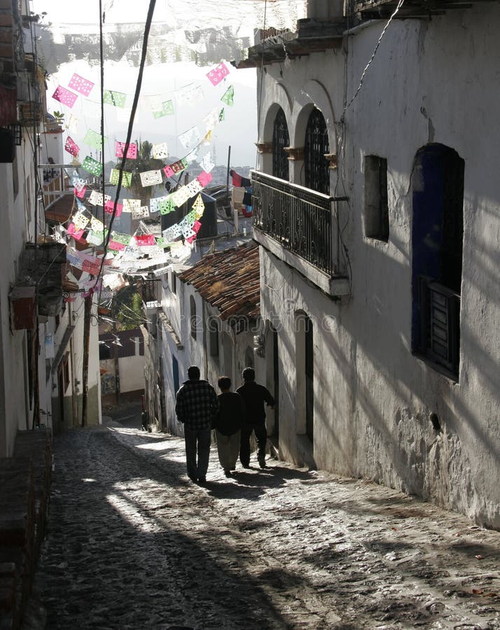 Calle en Taxco fotografía editorial. Imagen de adoquinado - 18110487