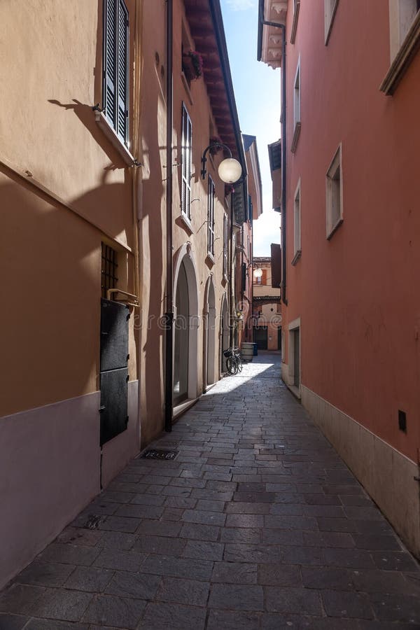 La Calle Estrecha De La Ciudad Vieja En Italia Foto de archivo - Imagen ... La Calle Estrecha De La Ciudad Vieja En Italia Foto de archivo - Imagen ...