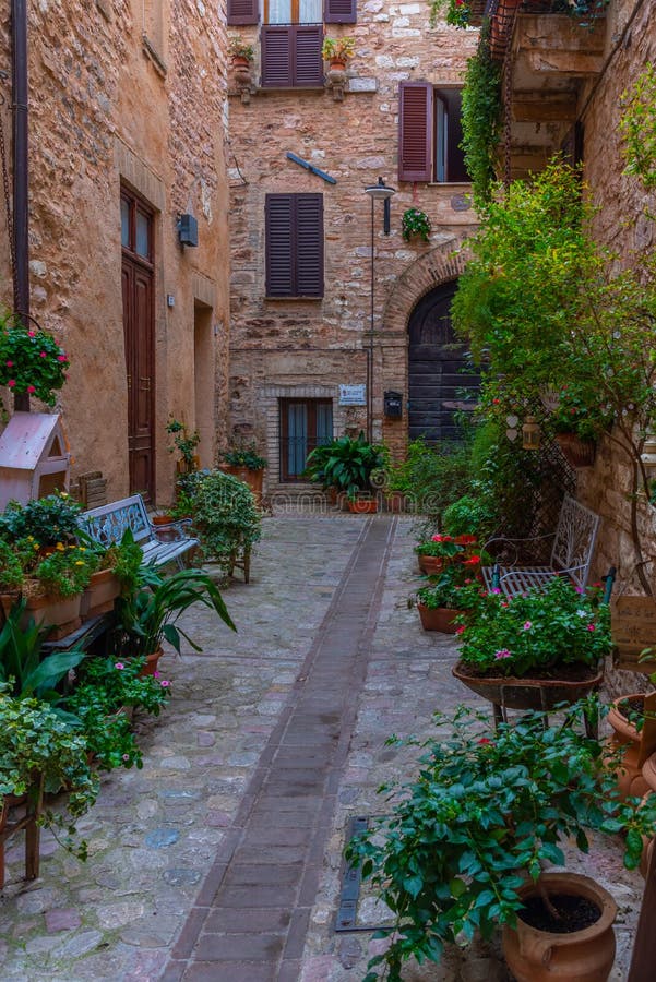 Calle Estrecha En El Casco Antiguo De Spello, En Italia Foto editorial ... Calle Estrecha En El Casco Antiguo De Spello, En Italia Foto editorial ...