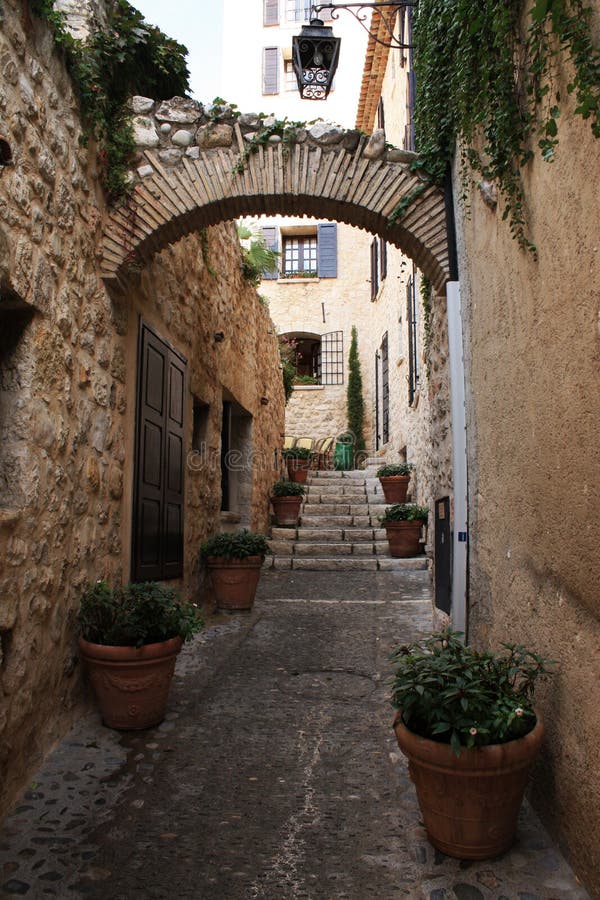 Calle Estrecha En La Ciudad Medieval Imagen de archivo - Imagen de ...