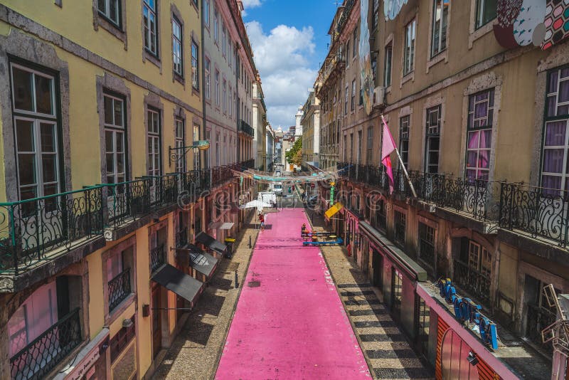 Calle rosada lisboa fotografía editorial. Imagen de nightlife - 129830672