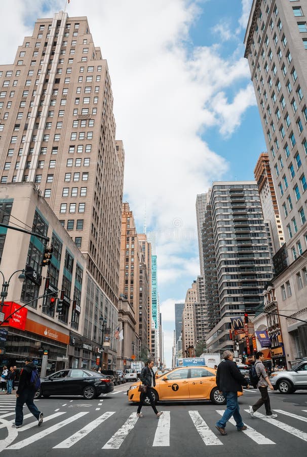 Calles Y Tejados De Manhattan Con El Edificio De Chrysler Foto de ...