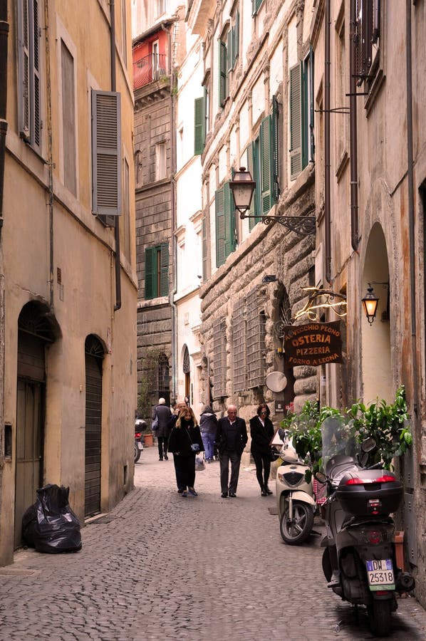 Calles de Roma foto de archivo editorial. Imagen de turista - 104525613