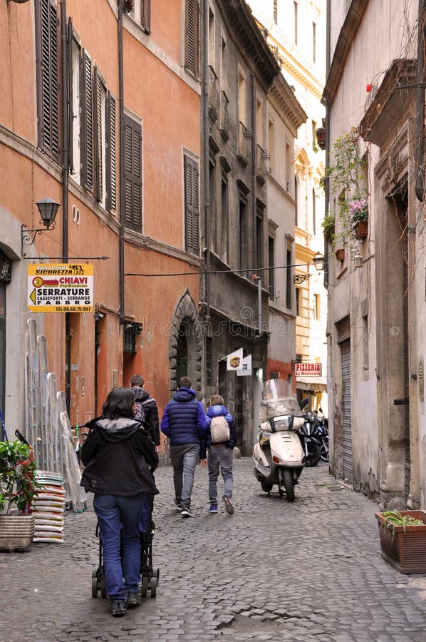 Calles de Roma foto editorial. Imagen de famoso, antiguo - 104525651