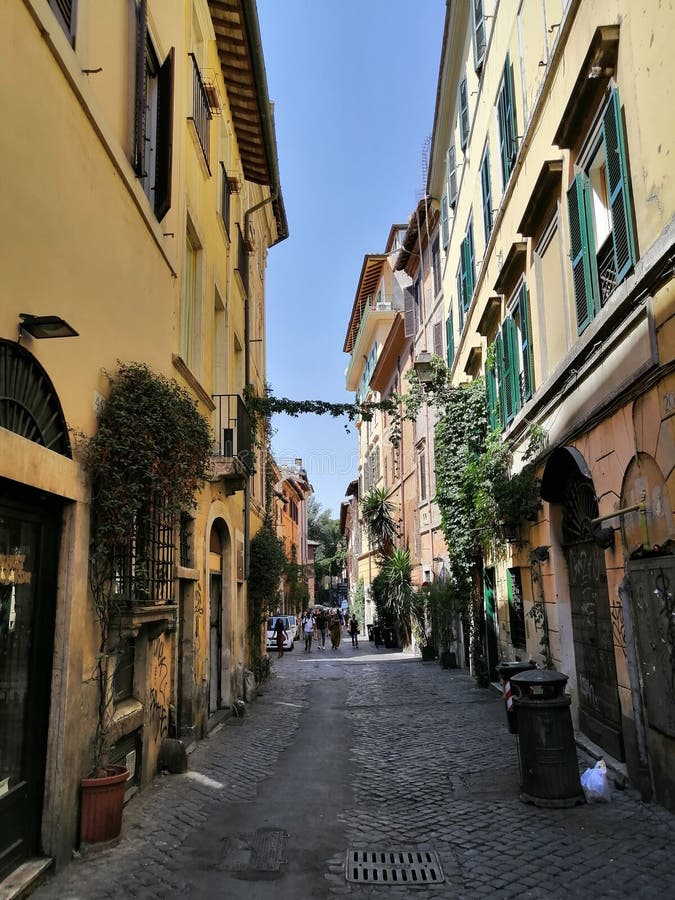 Calles de Roma foto editorial. Imagen de italia, roma - 157400811