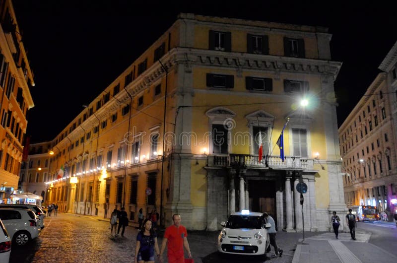 Calles de Roma en la noche imagen de archivo editorial. Imagen de ...