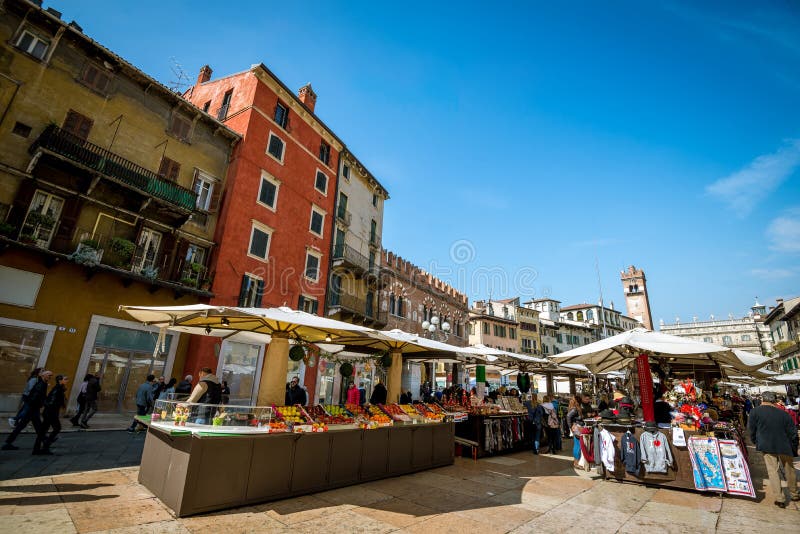 Calles de Verona por día foto editorial. Imagen de verano - 68595236